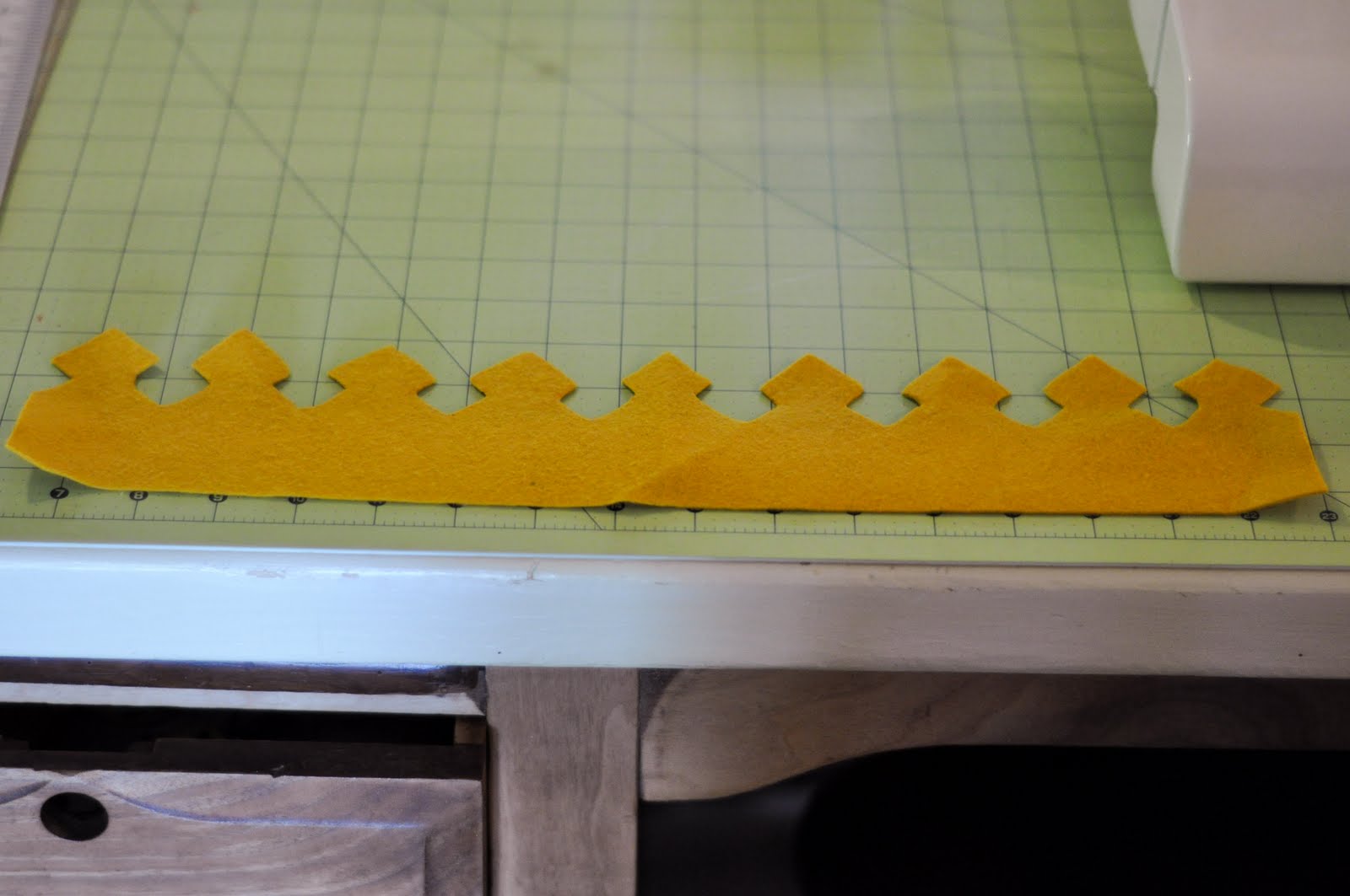 How to make a royal felt crown
