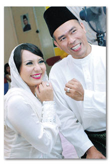 Adlin Aman Ramli dah bertunang ~ LeT It BeGinS