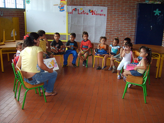 Niños en el aula de clase - Imagui