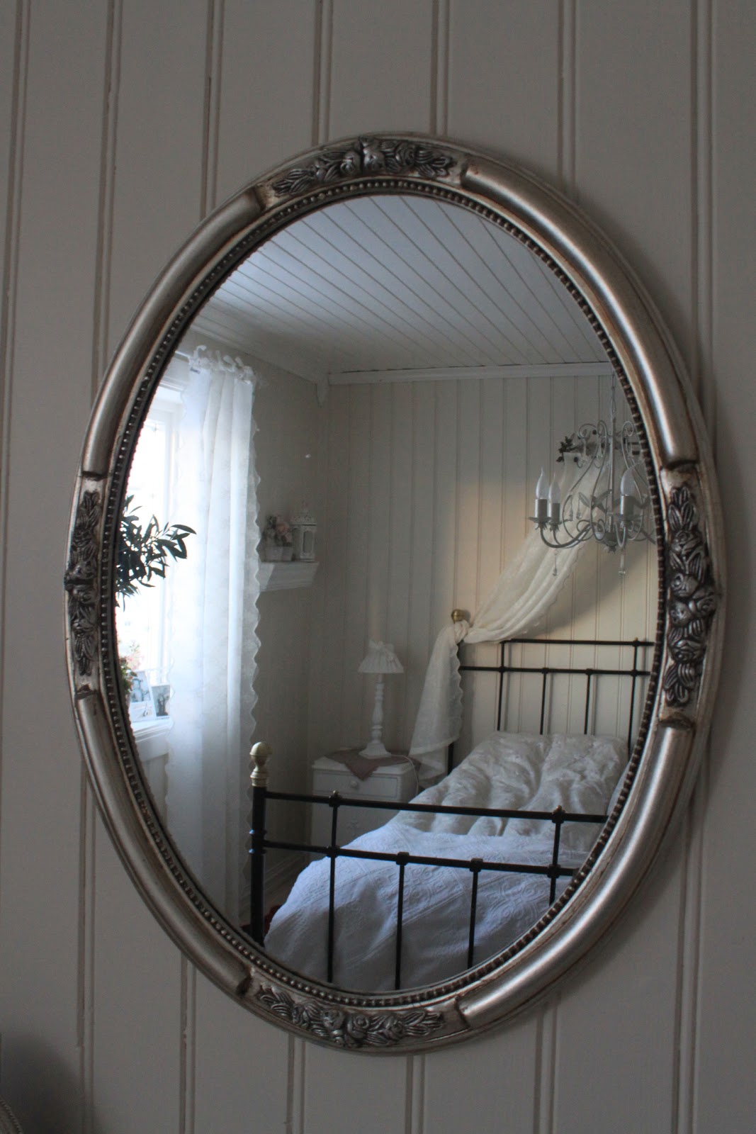 Nina i Paradiset: Lille speil på veggen der....