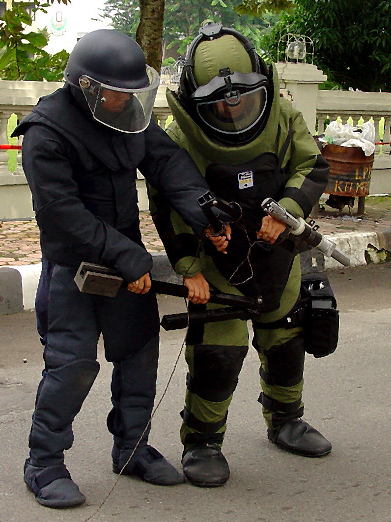 JIBOM DETASEMEN GEGANA SUMUT: Body Armour ( EOD Suit ), Seak and Sear ...