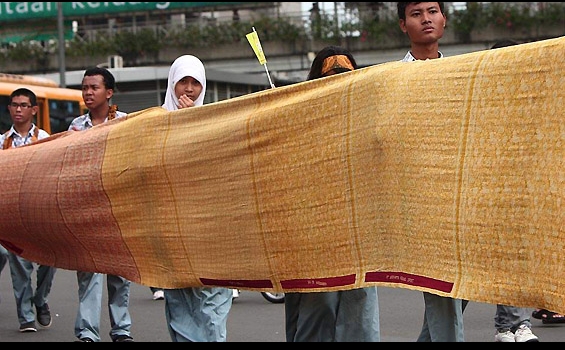 Foto Pawai Batik Terpanjang di Dunia | POPULER NEWS | FASHION | SPORT ...