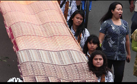 Foto Pawai Batik Terpanjang di Dunia | POPULER NEWS | FASHION | SPORT ...