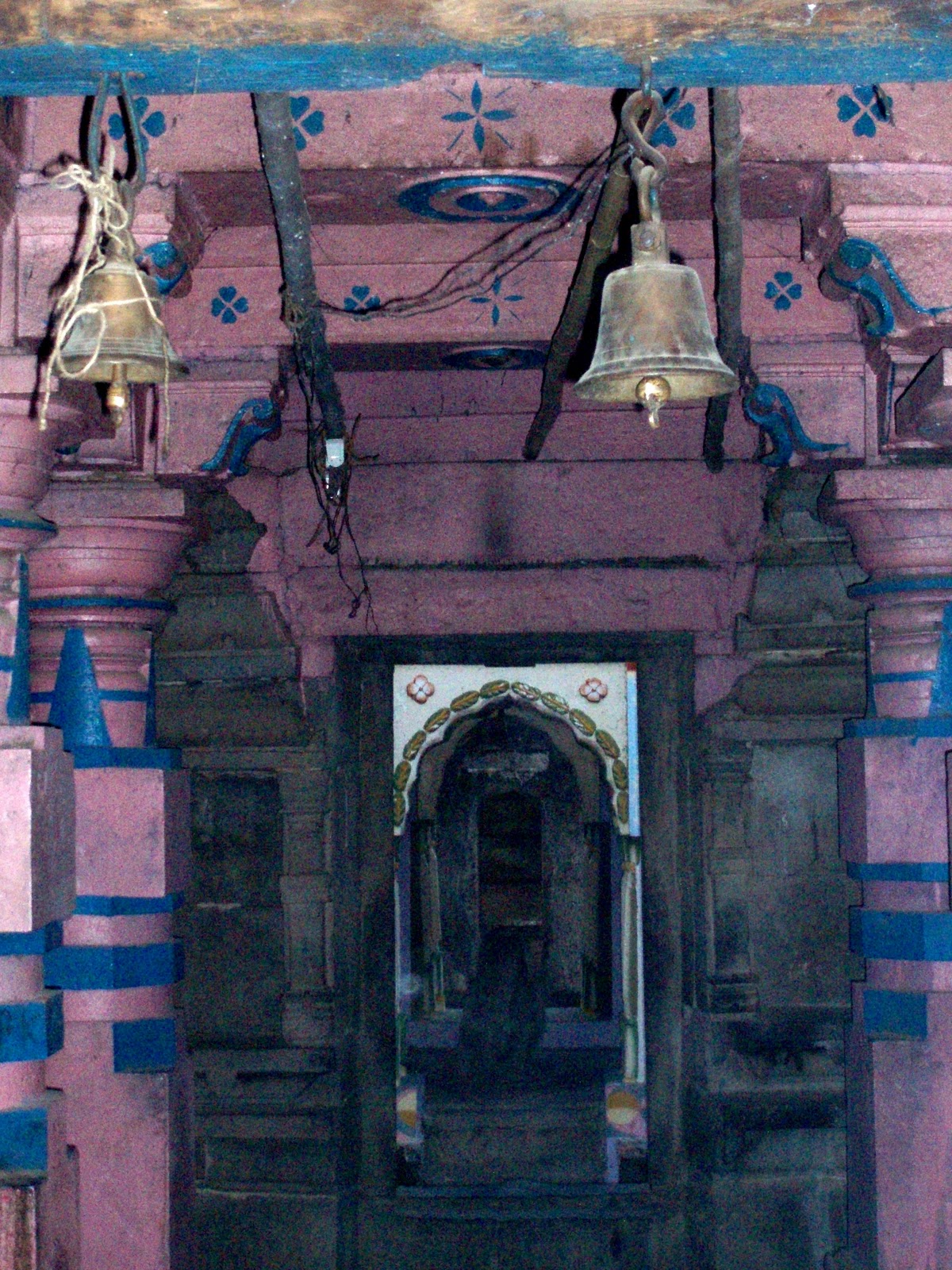 Travelogue Unlimited: Pandeshwar Temple: A Photo Feature