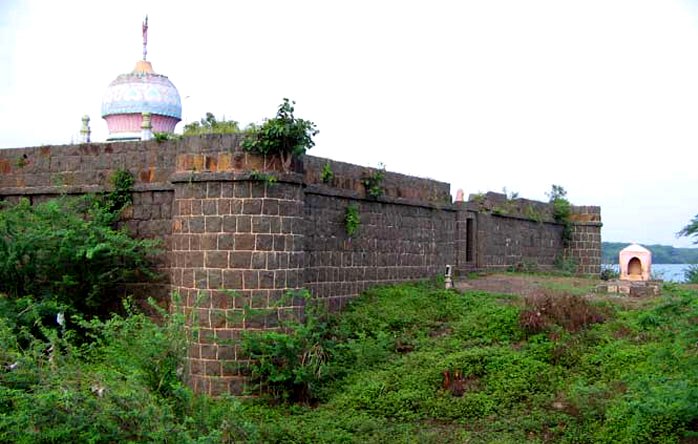 Travelogue Unlimited: Temples of Bahadurgad Fort : A Photo Feature
