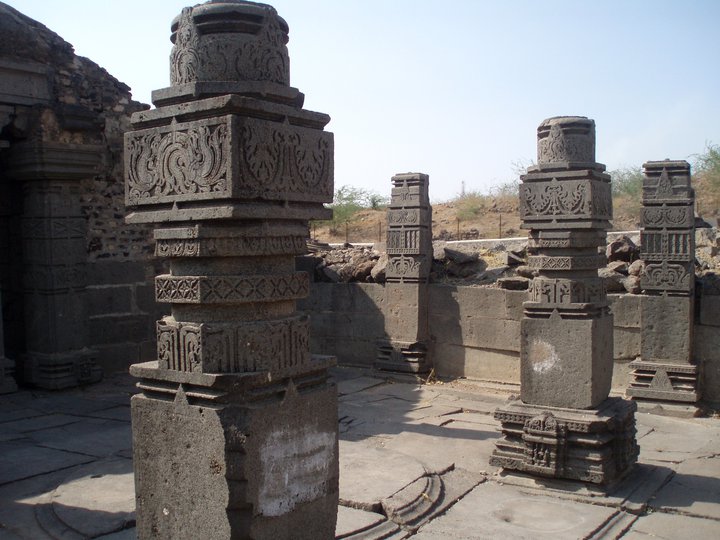 Travelogue Unlimited: Temples of Bahadurgad Fort : A Photo Feature