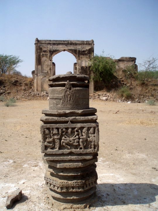 Travelogue Unlimited: Temples of Bahadurgad Fort : A Photo Feature