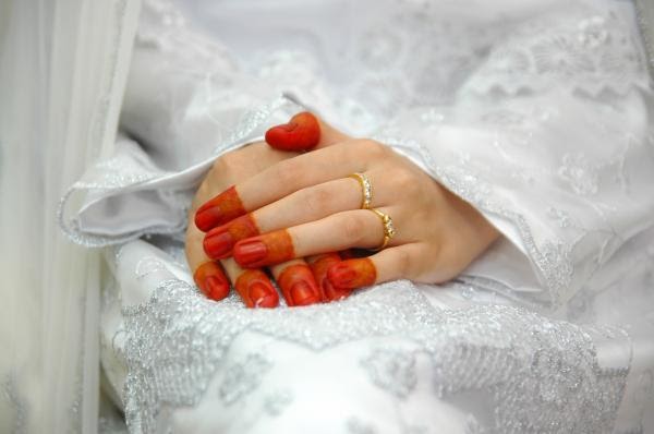 Solace: inai di jari pengantin.