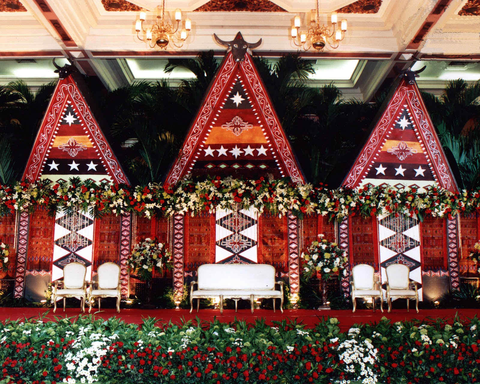 Olivia Wedding Decoration: Pelaminan Model Batak