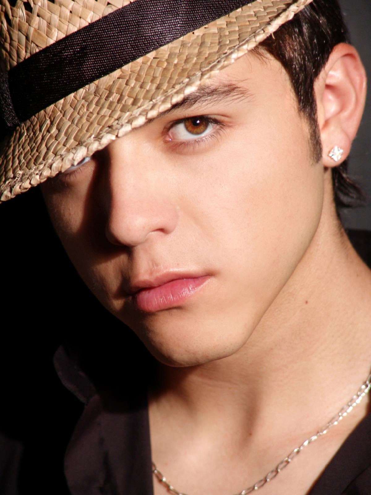 Looking For Paradise: Alan Fernando