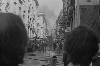 Chiado: O dia em que Lisboa chorou!: FOTOS - Incêndio do Chiado - 25 ...