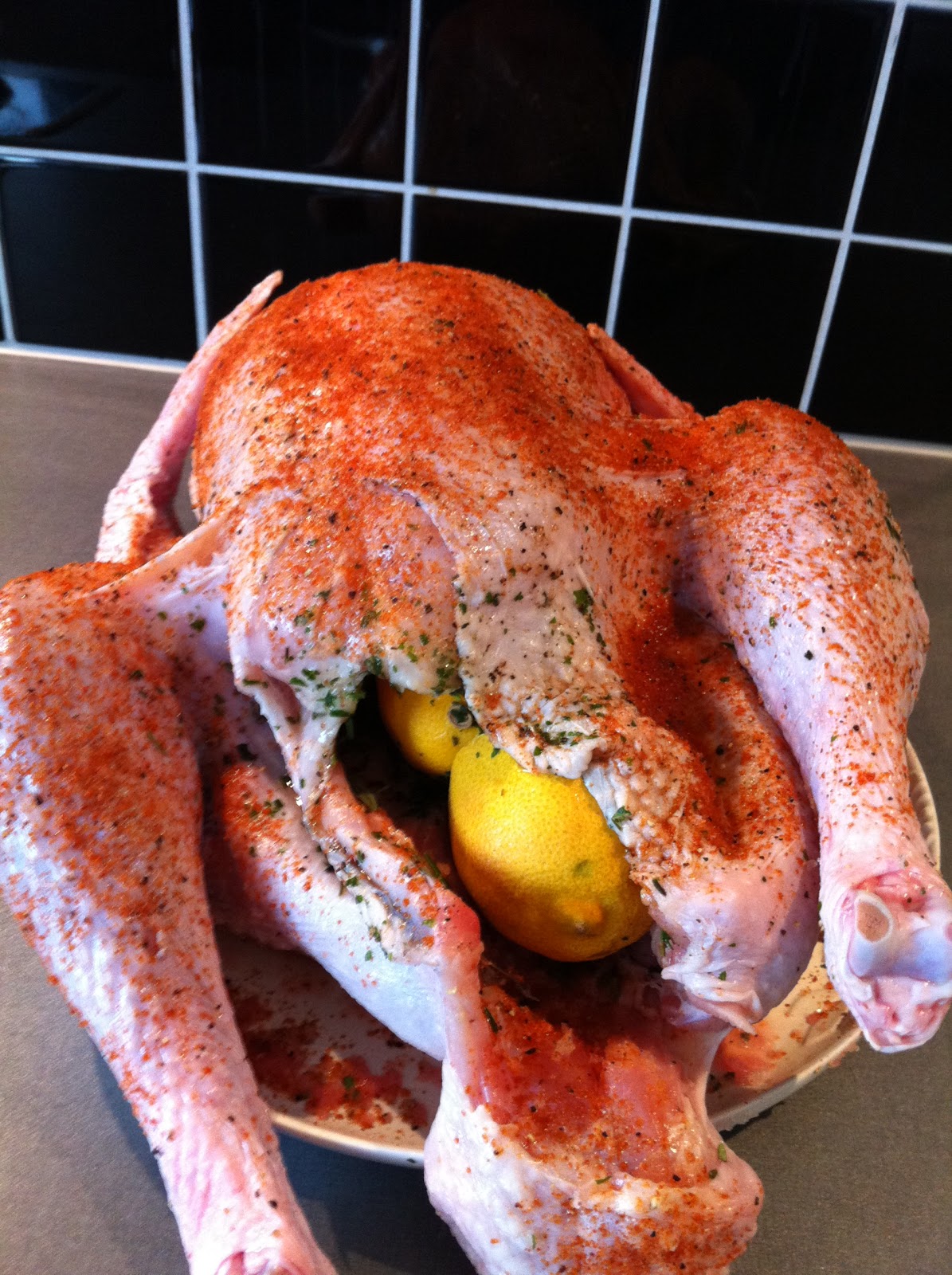 Locket på. bbq grill mat och bak: Kolgrillad kalkon