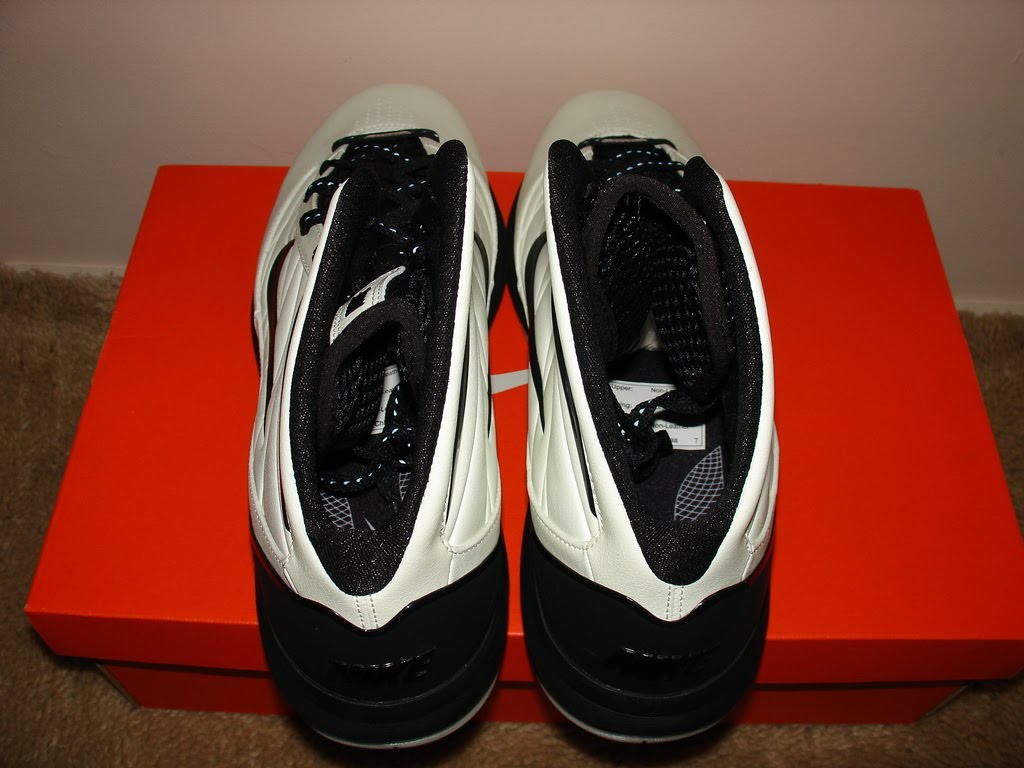 ric on the go: Glow in the dark Nike Max Hyperize NFW