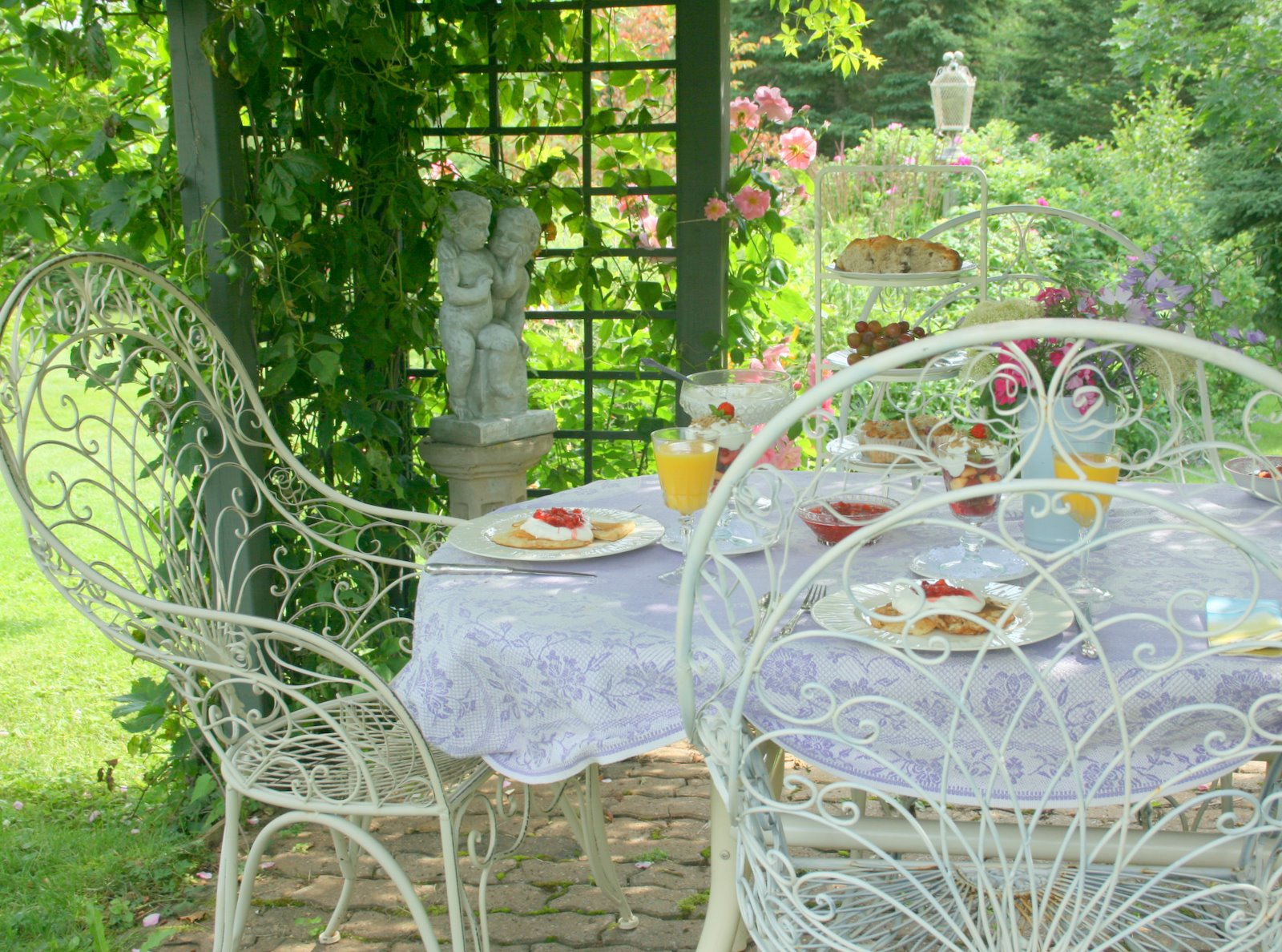 Aiken House & Gardens: Breakfast in the Terrace