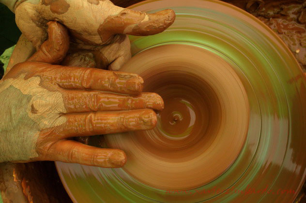 Dans la main du potier