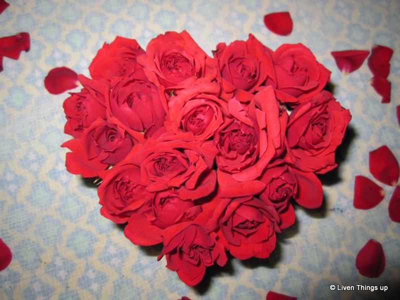 Liven Things Up....: DIY : Heart Shaped Flower Arrangement