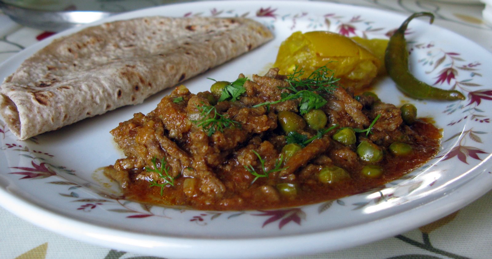 Chachi's Kitchen: kheema na mutter jo shaak / mince meat and peas curry