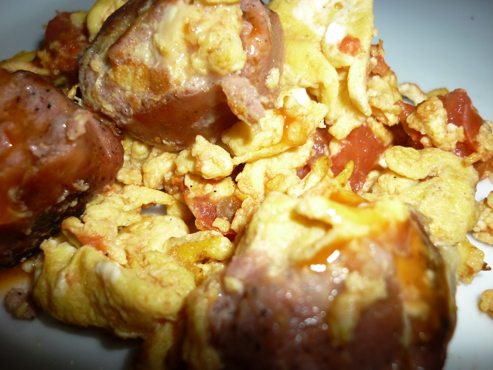 FAST, GREEN, DELICIOUS: DIA 091: HUEVO PICADO CON TOMATE Y CHORIZO