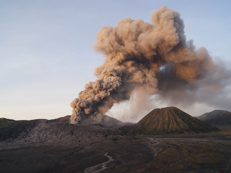 bromo travel: Mount Bromo Eruption at Friday