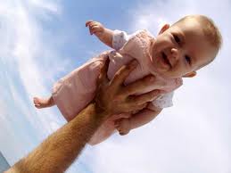 Καλή μας Μέρα!: Ευτυχώς! Μωρό έπεσε στην αγκαλιά περαστικού!