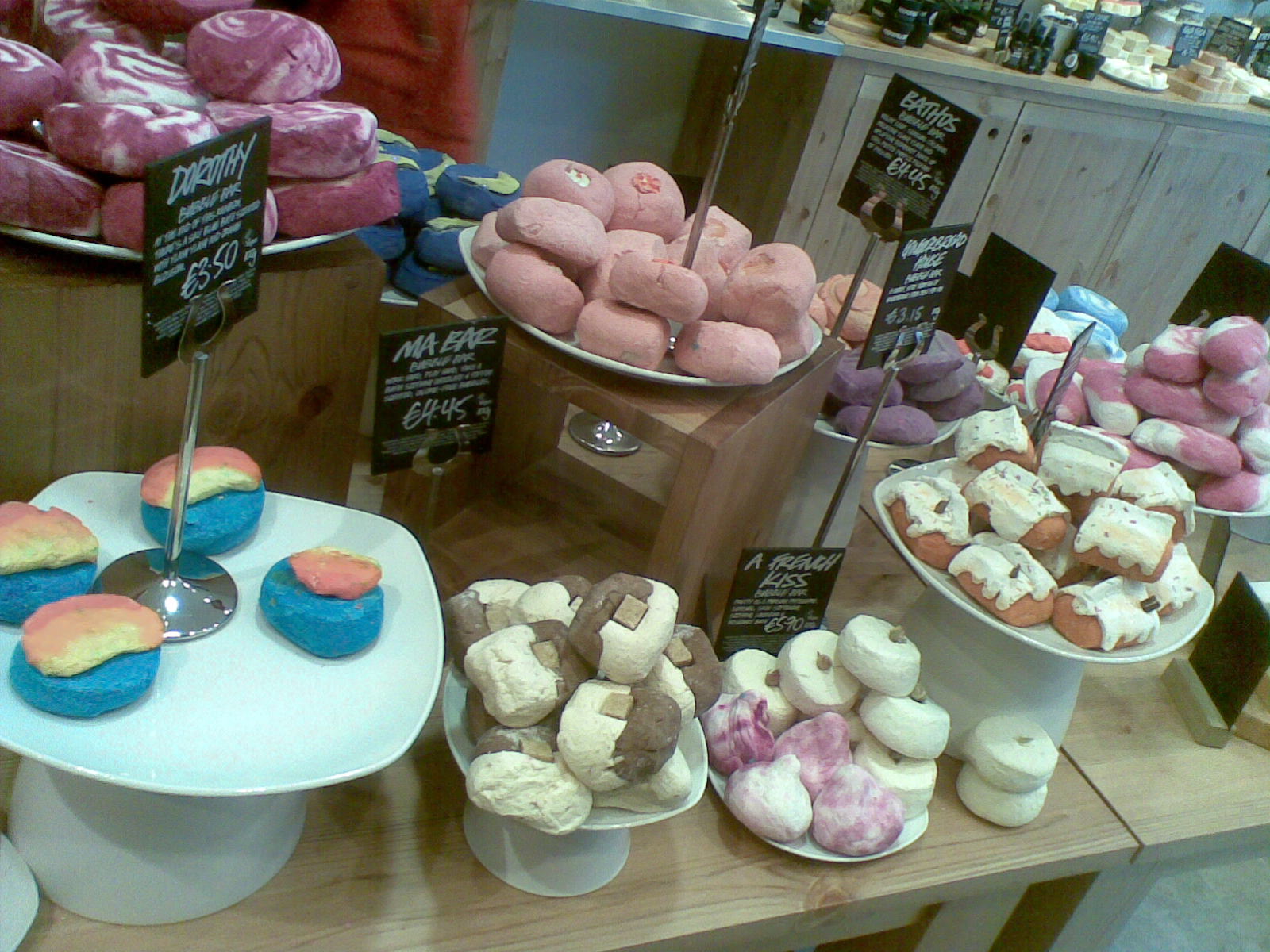 De viagens, a bandas e maquiagens...: Lush dublin