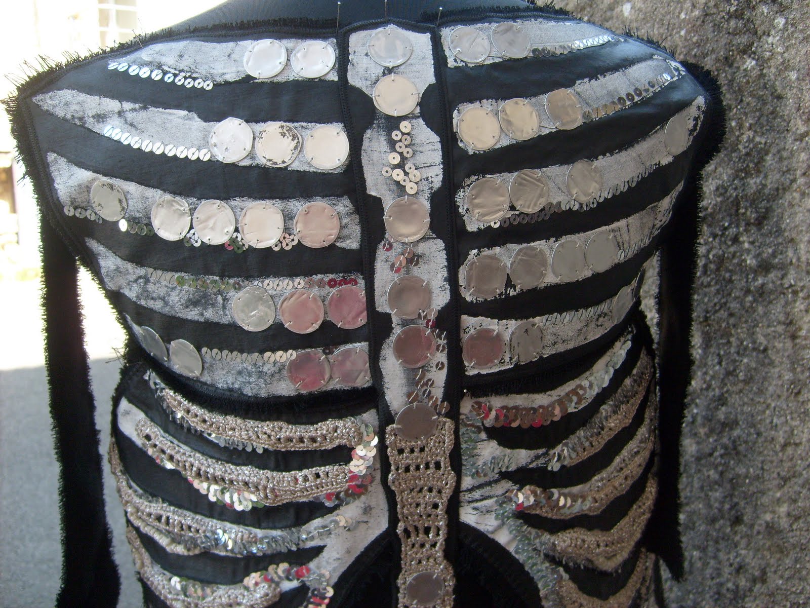 sur un fil - création vêtements et costumes: squelette strass et paillettes