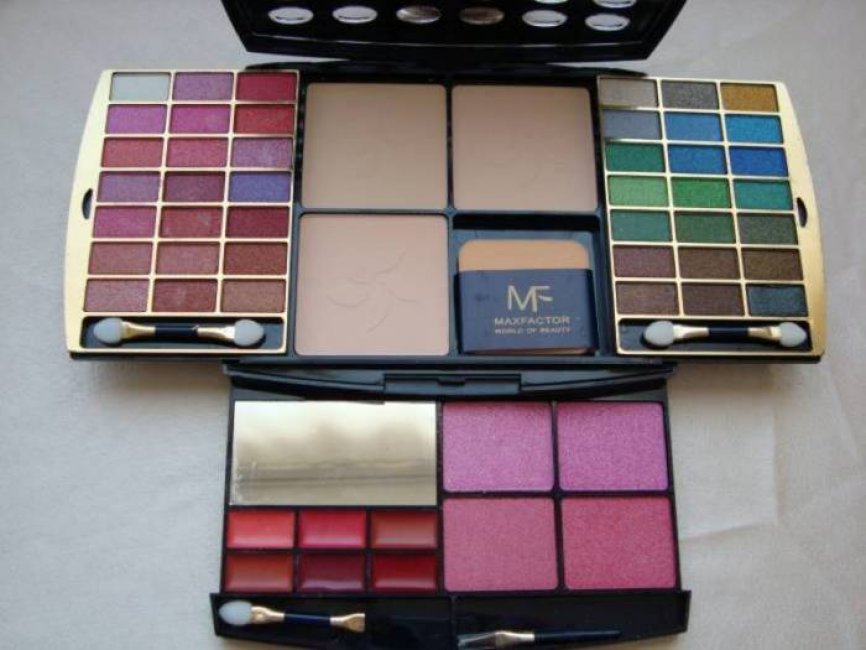 Kadın, Moda, Trend: Bayan Makyaj Seti