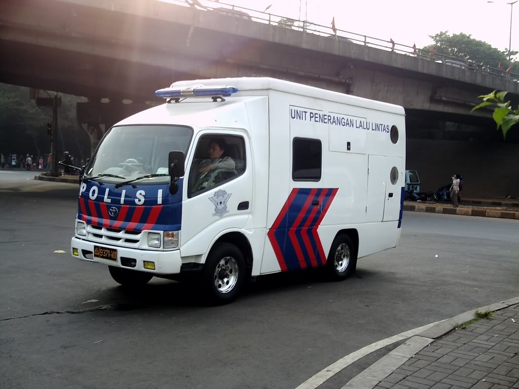 police car: mobil polisi lokal (indonesia)