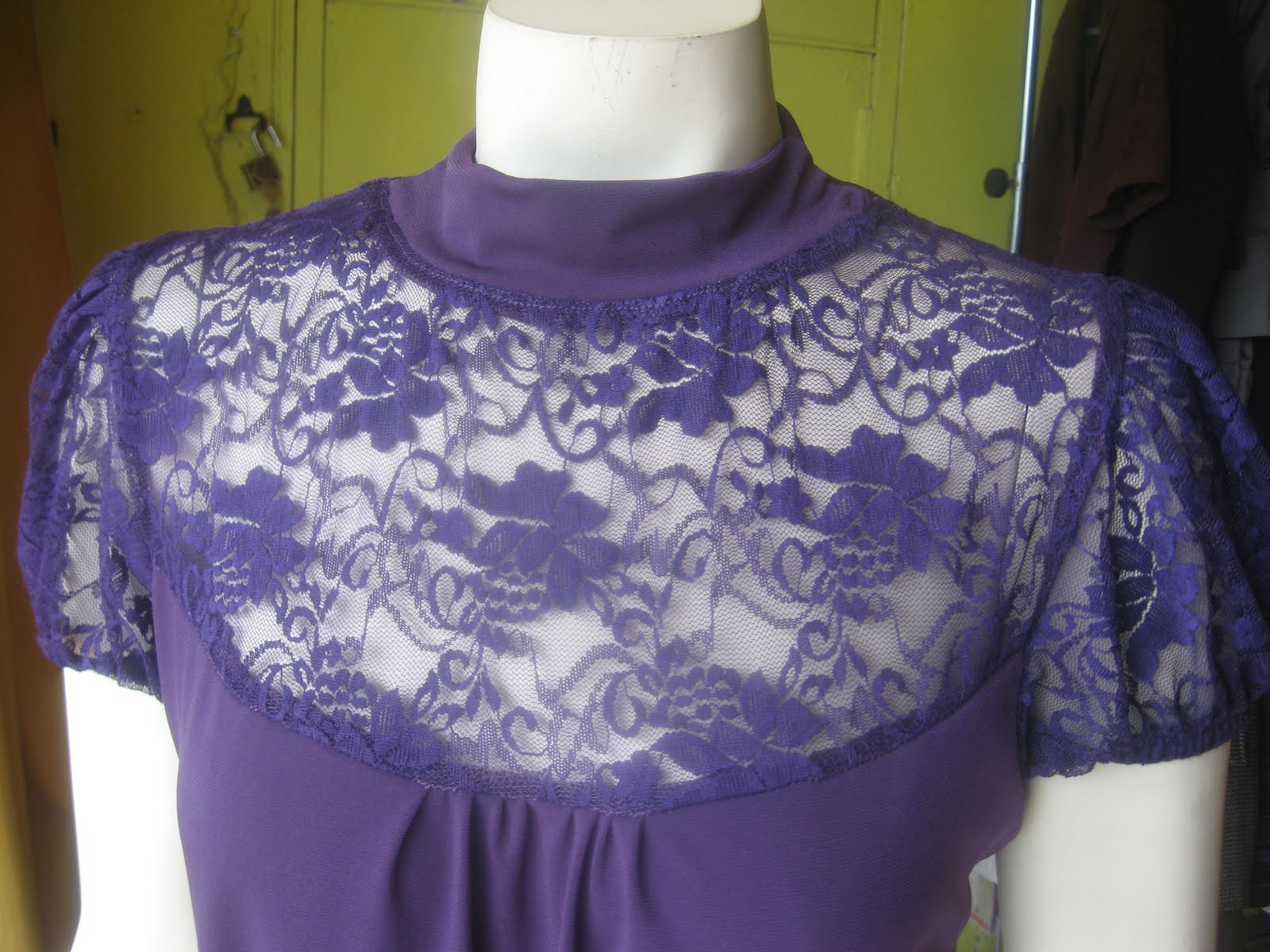 .: Canesú con encaje