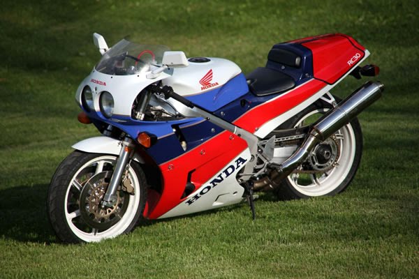 VISUAL GRATIFICATION: Legends: HONDA RC30 - The Making