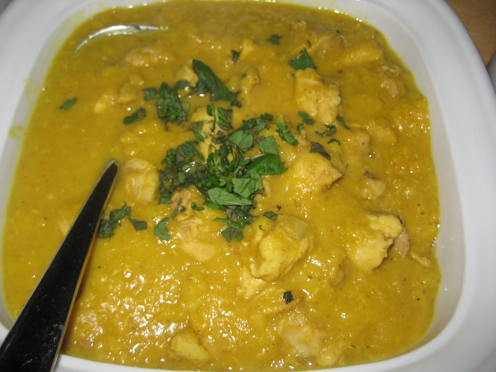 Karryret med kylling og røde linser