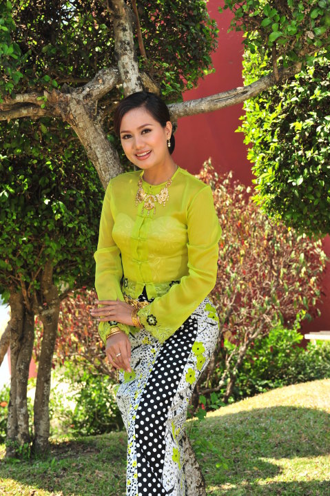 Myanmar Actress, Su Pan Htra with Classic Myanmar Fashion Dress