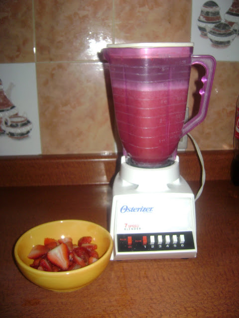 Agua de Fresa Colada {Strawberry Colada} - La Cocina de Leslie