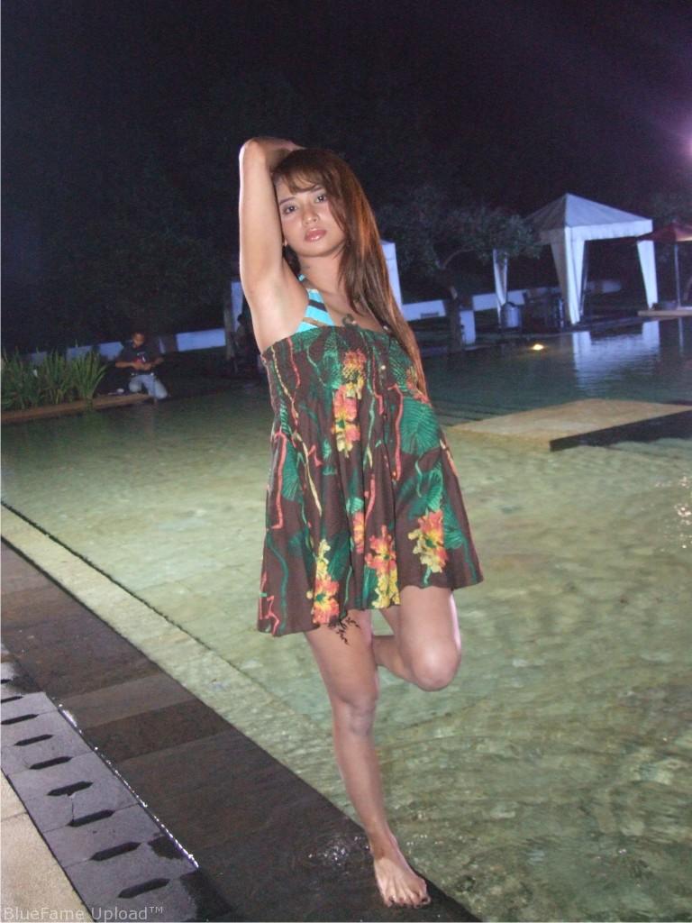 Foto Hot, Syur, Bikini, Upskirt Artis Indonesia: Foto Hot Dewi Persik Pemotretan Kolam Renang