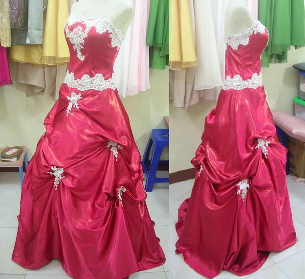 Desainer: Gaun Pengantin Merah Mekar dengan aksen cubitan.