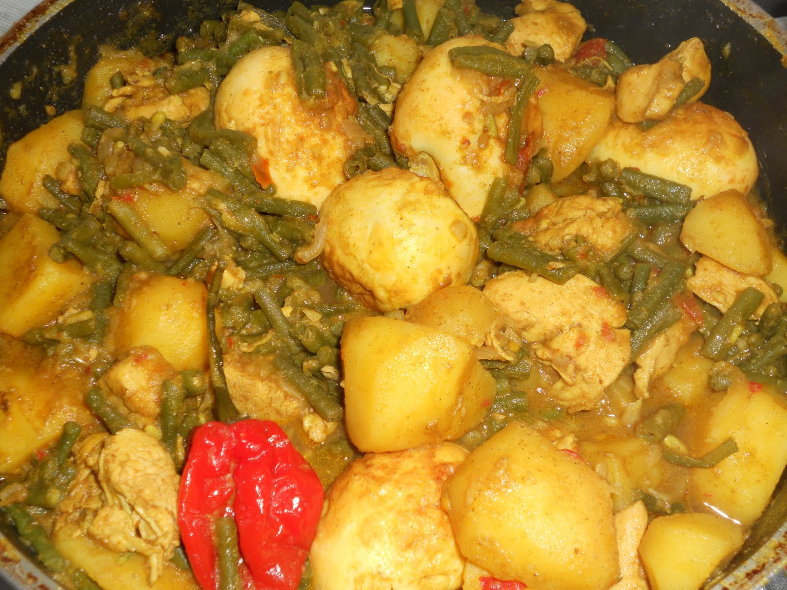 Surinaams eten!: Kip massala met aardappelen, kouseband en ei