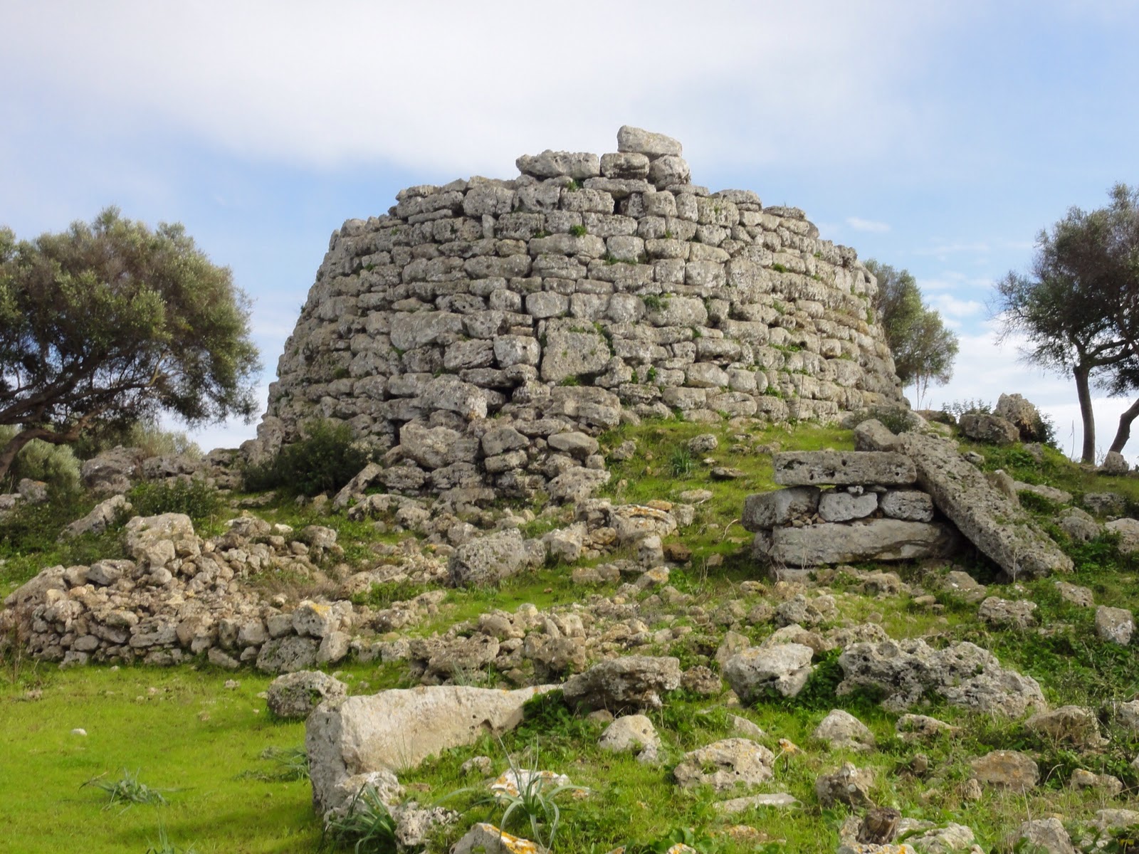 The Rose Tattoo: Taulas, talaiots and hipostolic chambers