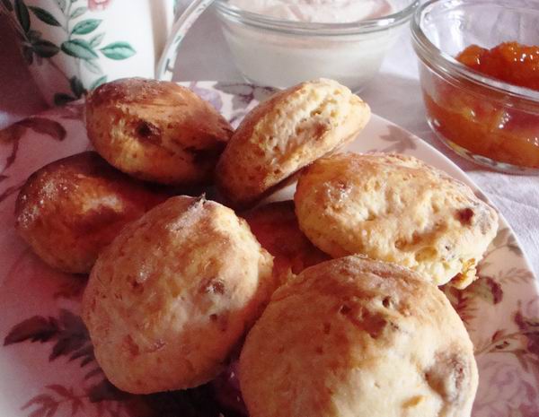 meklējot priekus: skones