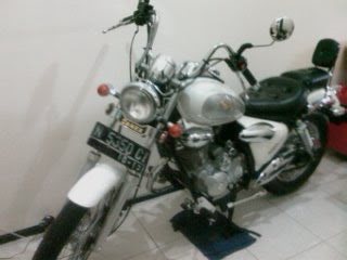 TEMPAT UNIK 2: Motor Sanex Tahun 2006 Putih Model Harley Mulus