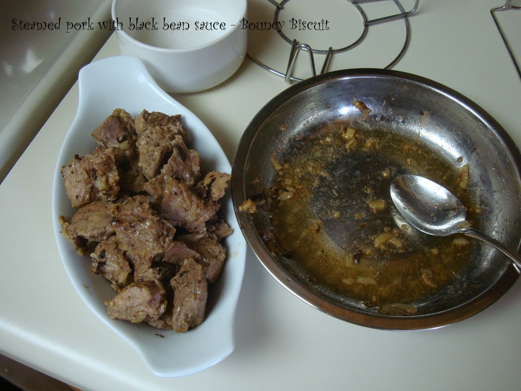 Home Cooking Experiment: Steaming meat with a metal dish in a steamer pot