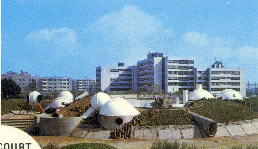 Architectures de cartes postales 1: Group Ludic : un document rare.