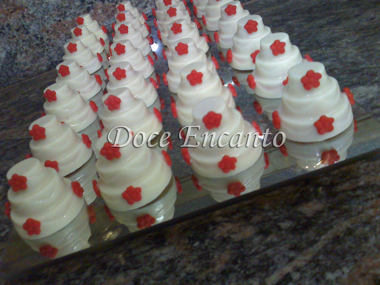 Doce Encanto: Mini Bolos Recheados com Doce de Leite