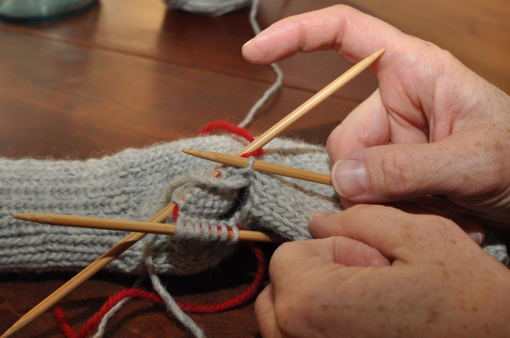 Two Left Feet: how to knit a mitten, part 4: the thumb