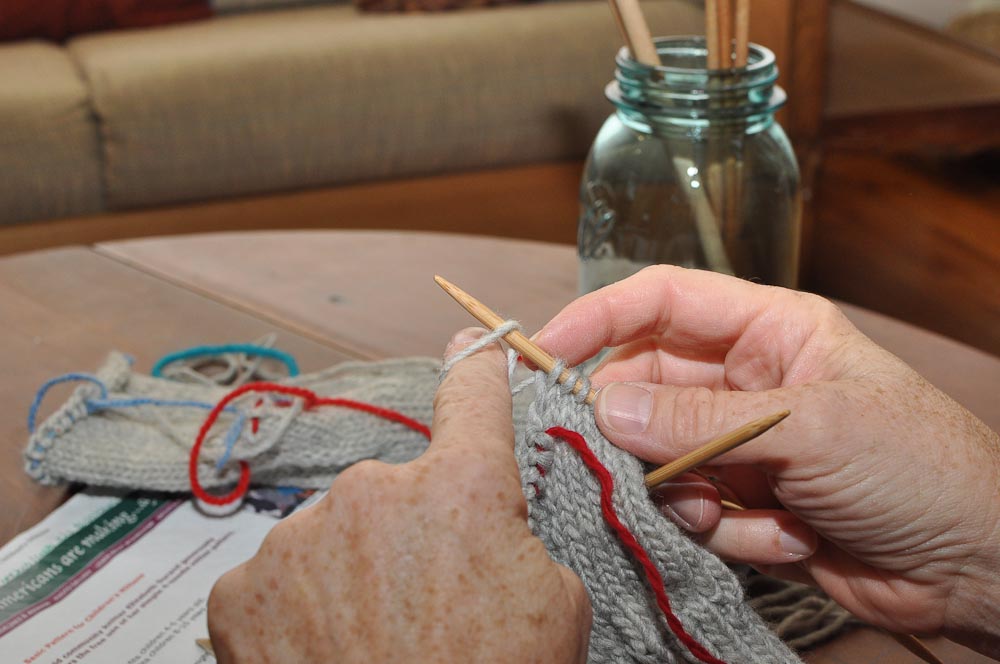 Two Left Feet: how to knit a mitten, part 2: beginning of hand and ...