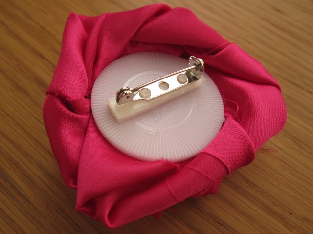 Cathie Filian: Make This: Hot Glue and Tattered Rose Scarf & PIn