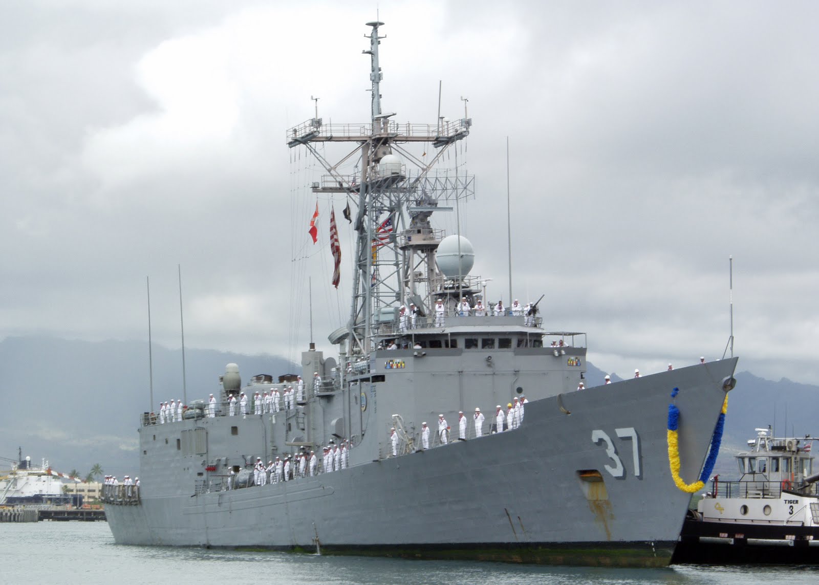 Naval Photos: USS Crommelin (FFG 37)