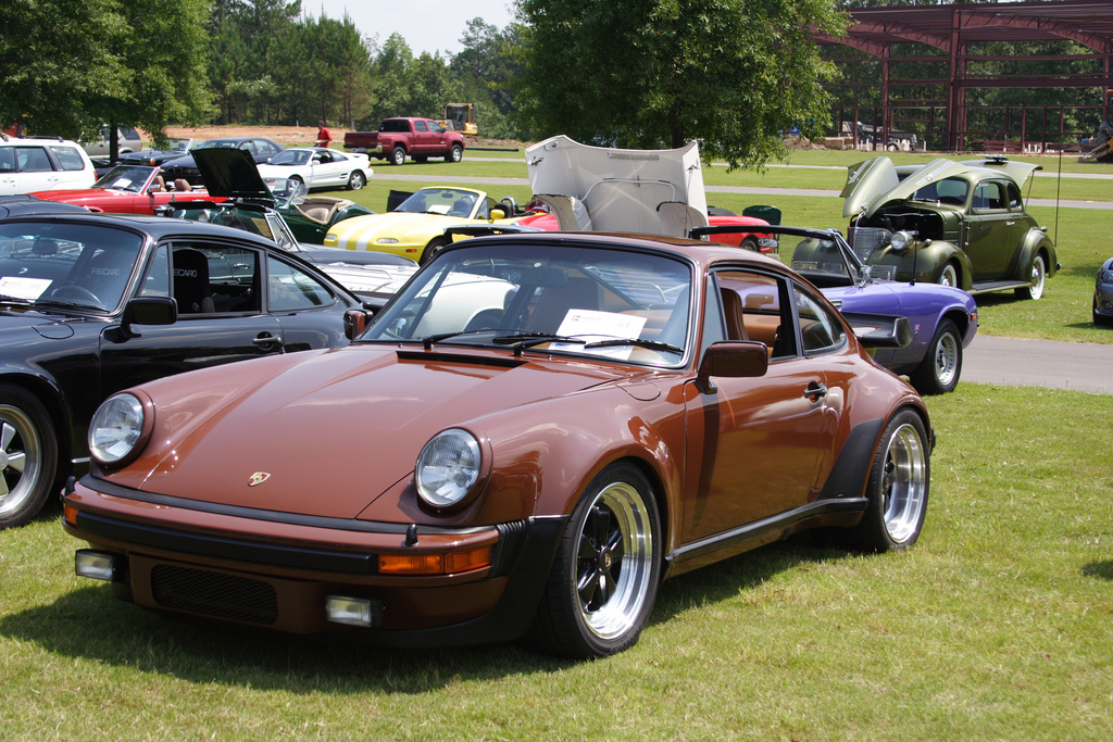 Your daily car fix: Porsche brown, modern vs classic