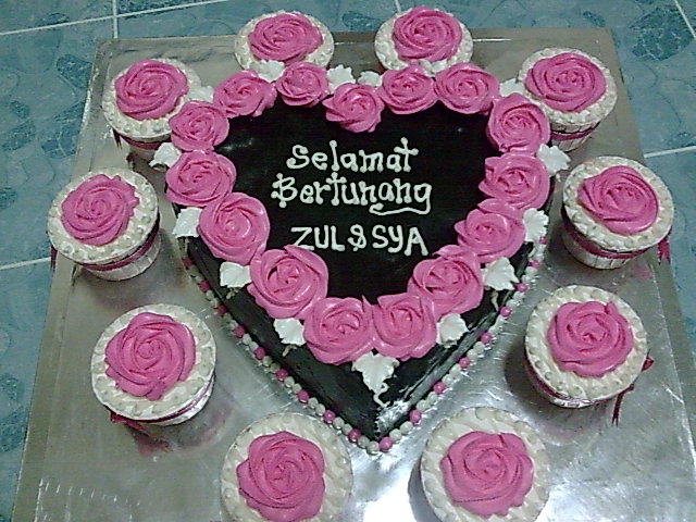 Set Kek dan Cupcake untuk Hantaran Bertunang