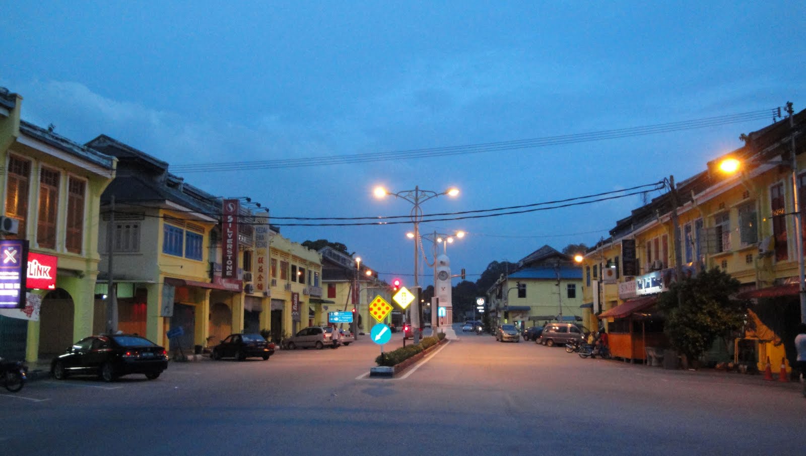 Teman Orang Parit = T O P: Pekan Parit Diwaktu Malam