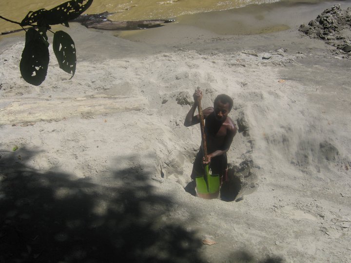 Bulolo Mine polutes the Watut River: Digging through Sand to mine ...